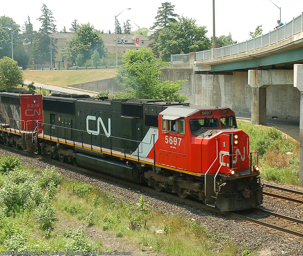 CN M385 departing
